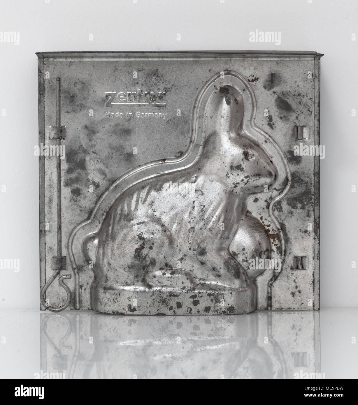 Vintage Rabbit Shaped Kitchen Cake Mold Stock Photo - Alamy