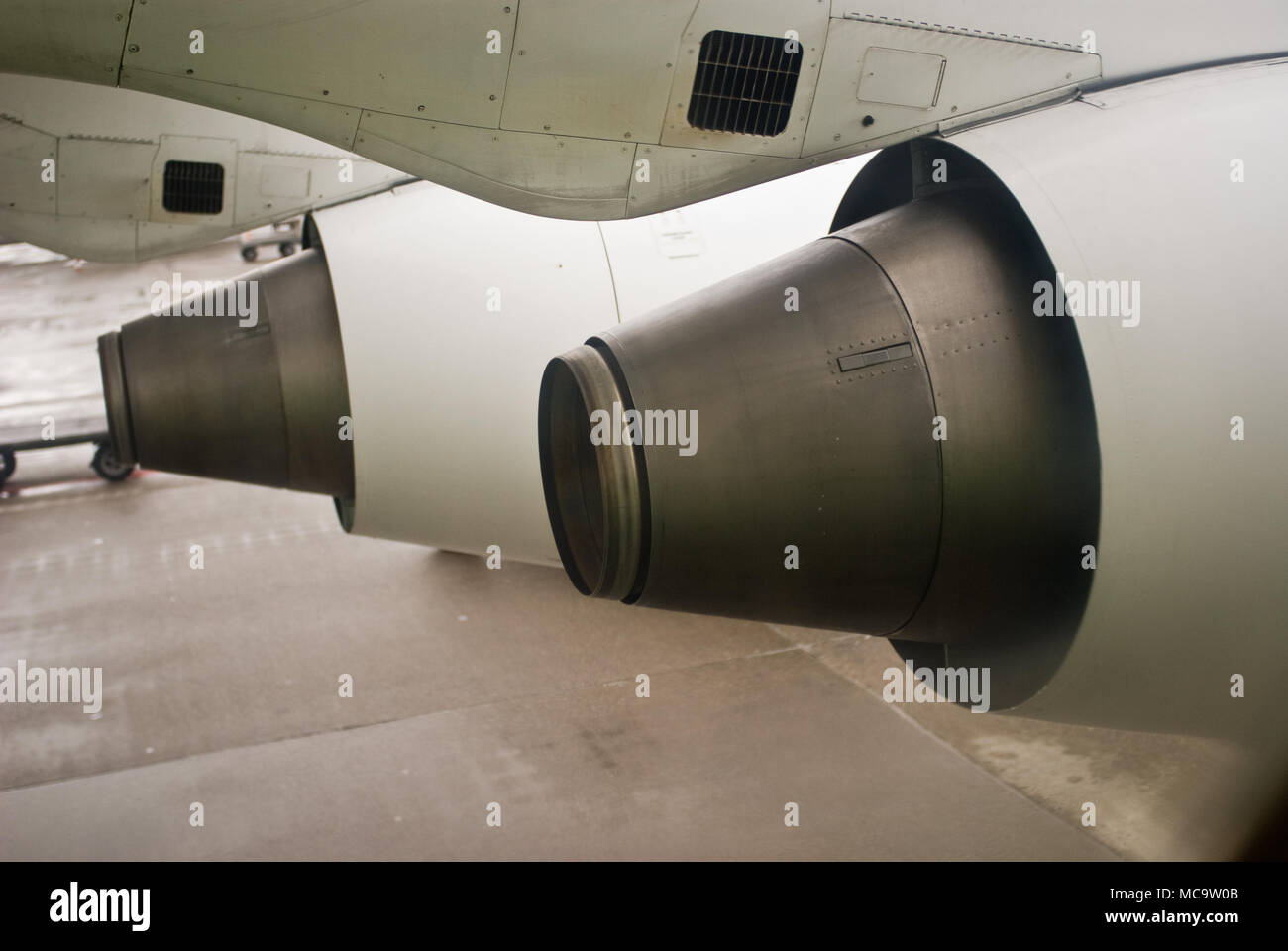Back view of a jet engine hi-res stock photography and images - Alamy