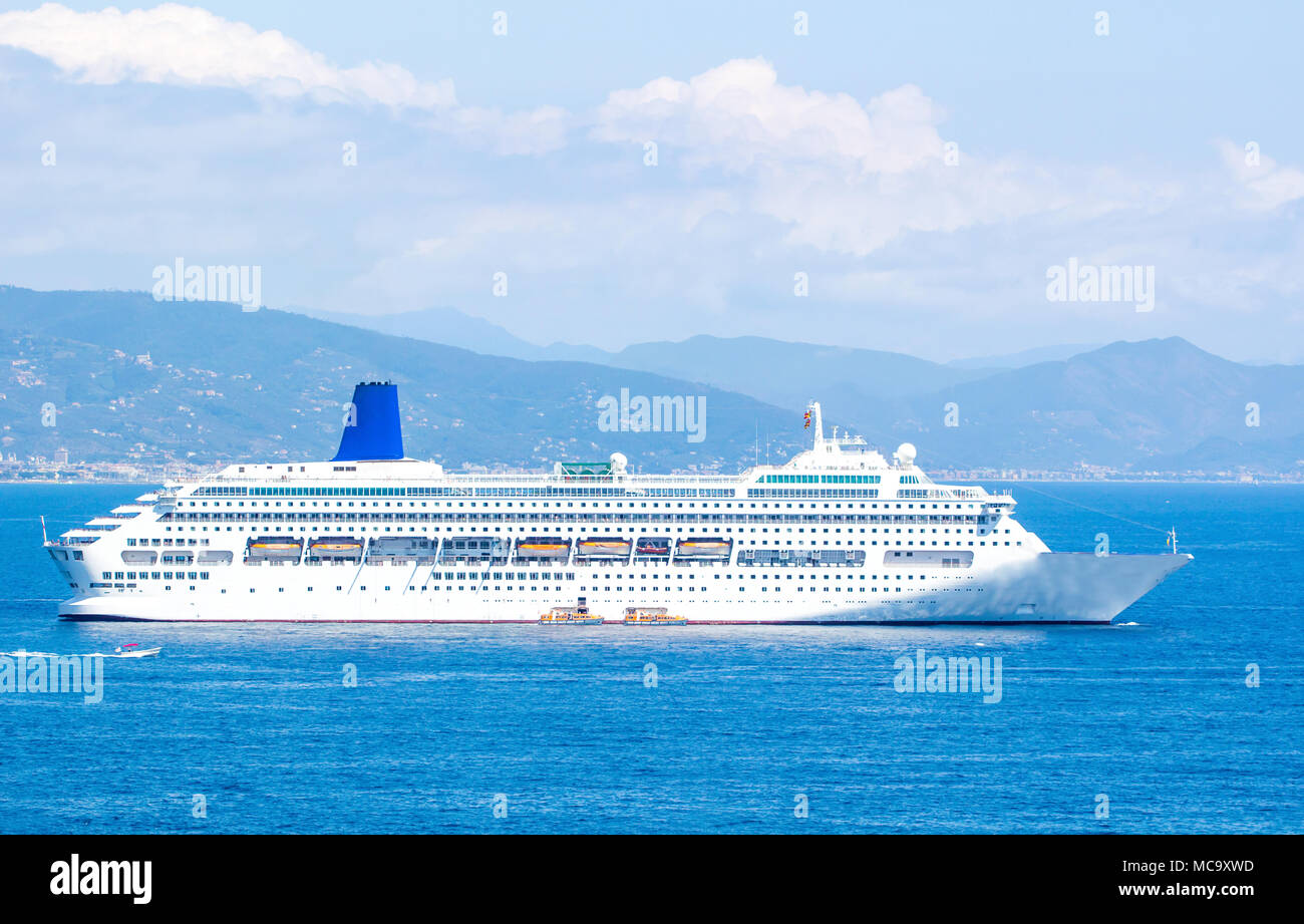 Yacht in big waves hi-res stock photography and images - Alamy