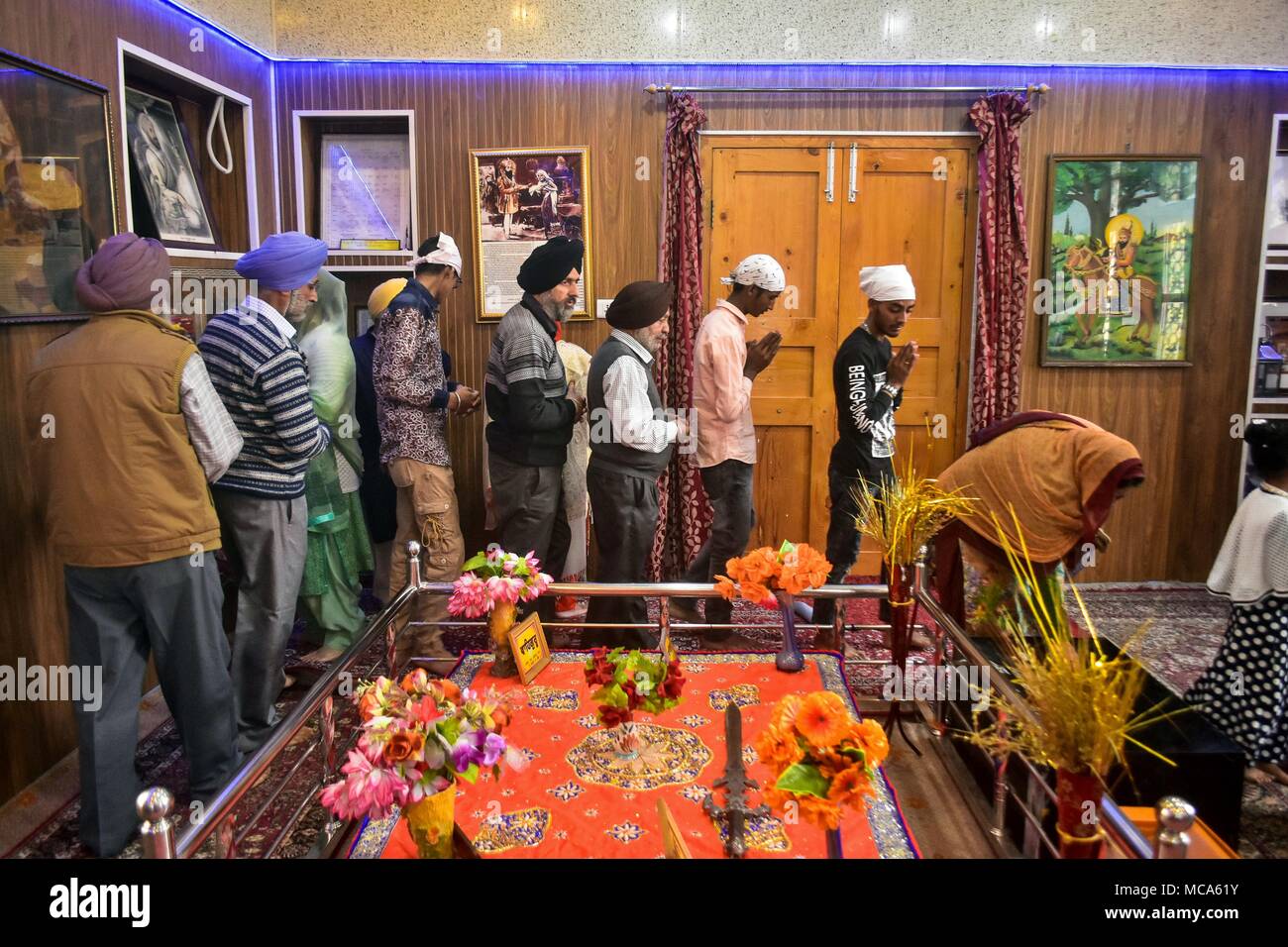 Prayers at the gurdwara hi-res stock photography and images - Alamy