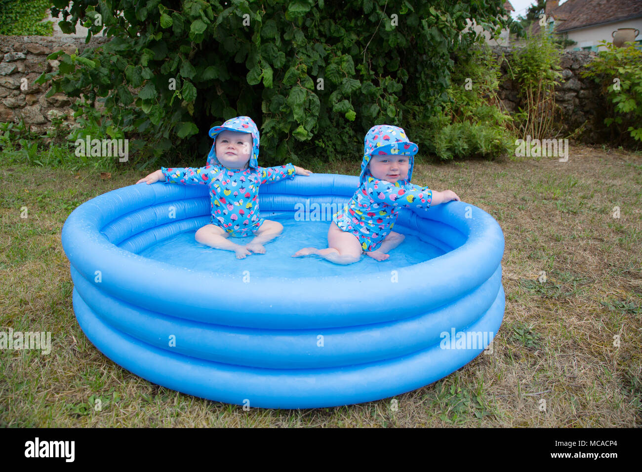 Kids splashing in paddling pool hi-res stock photography and images - Alamy
