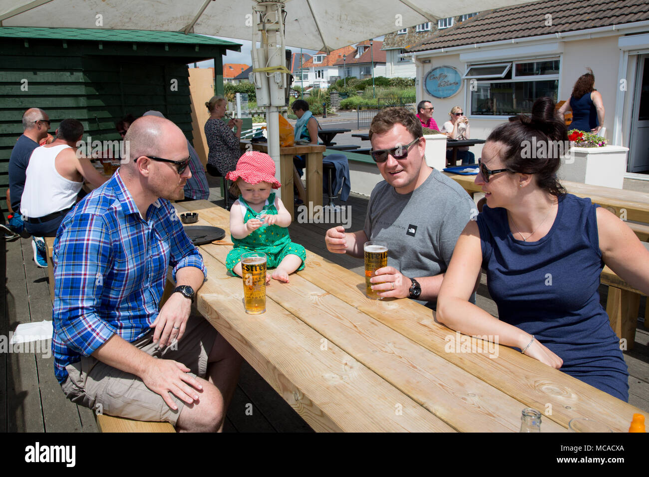 Family sitting in pub hi-res stock photography and images - Alamy