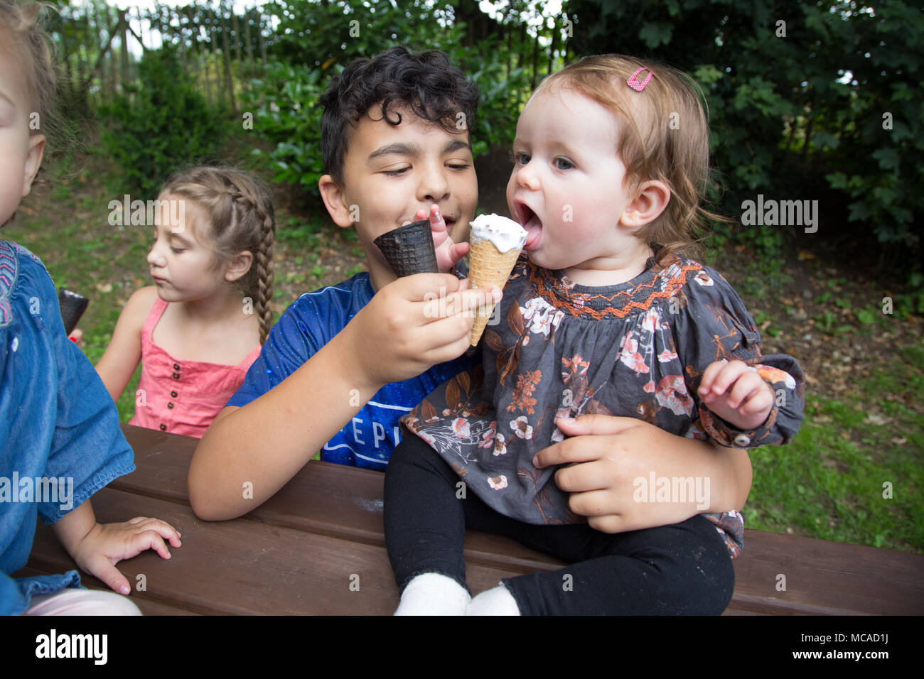 Group kids children eating ice hi-res stock photography and images - Alamy