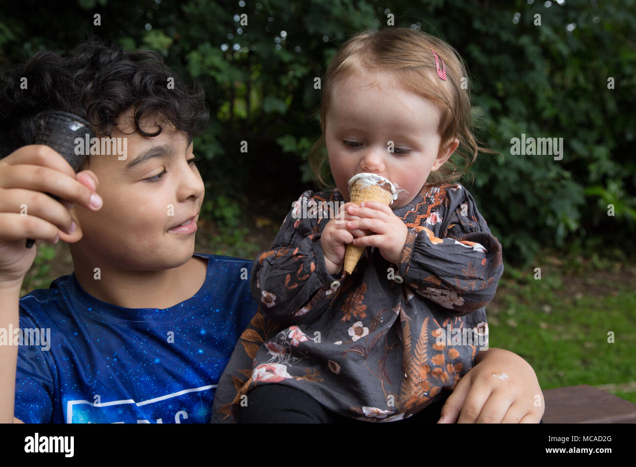 Group kids children eating ice hi-res stock photography and images - Alamy
