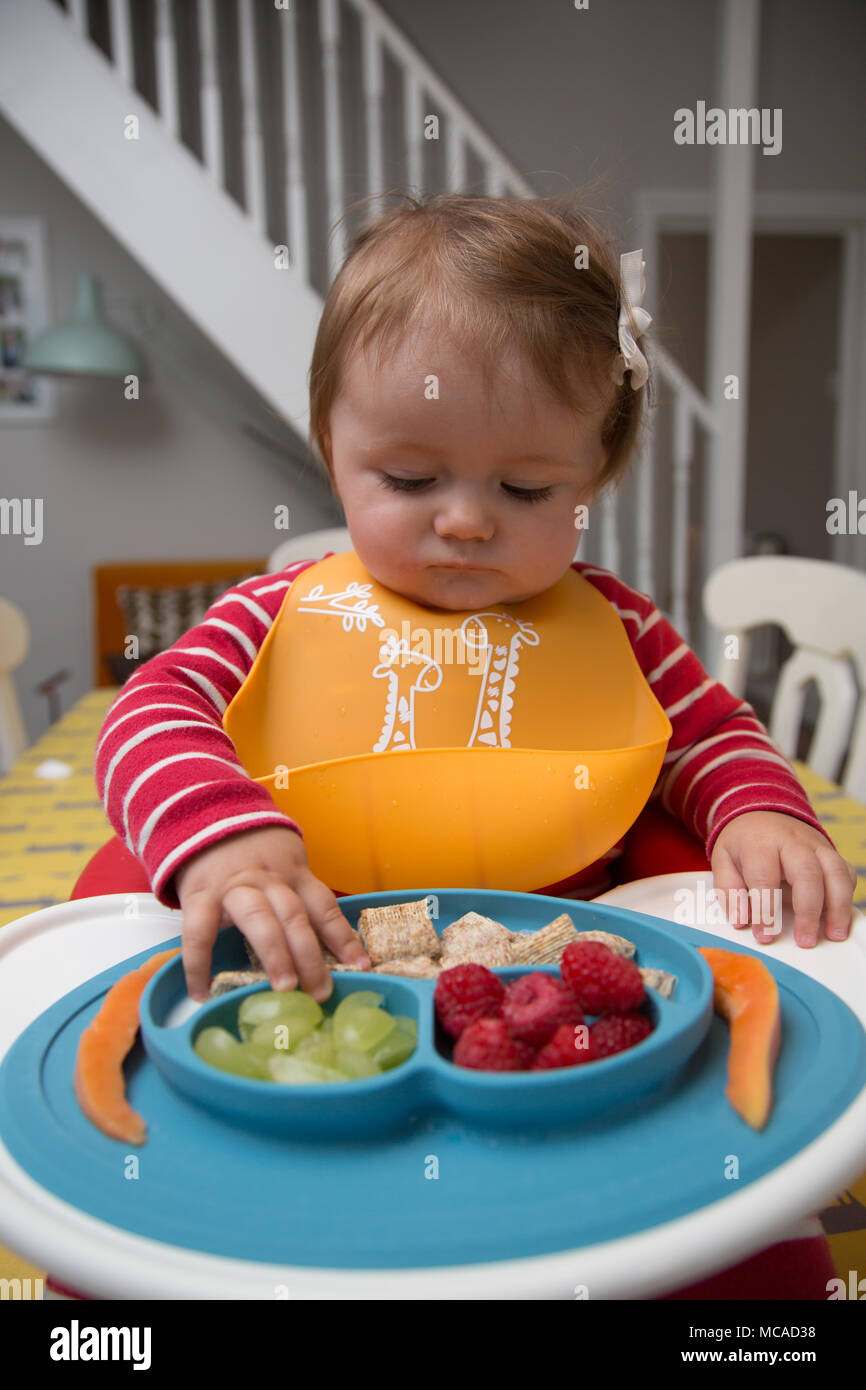 Baby being weaned hi-res stock photography and images - Alamy