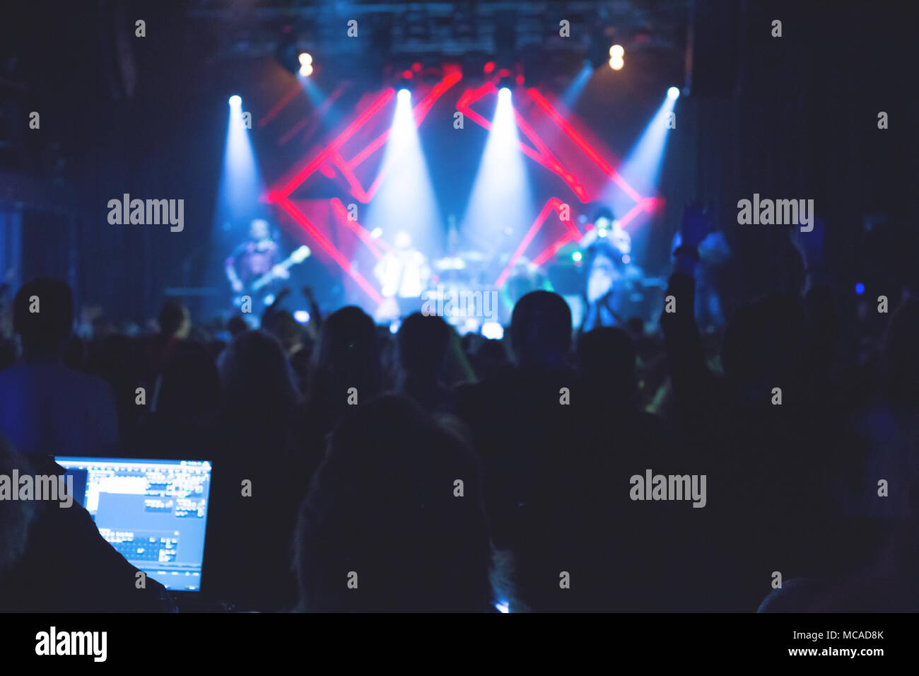 Artist theatre stage audience hi-res stock photography and images - Alamy