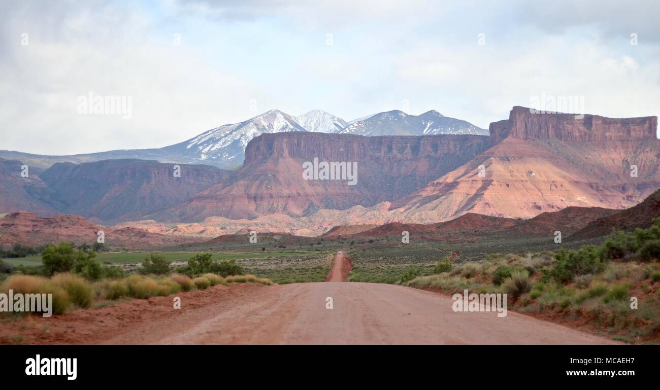 Open dirt road hi-res stock photography and images - Alamy