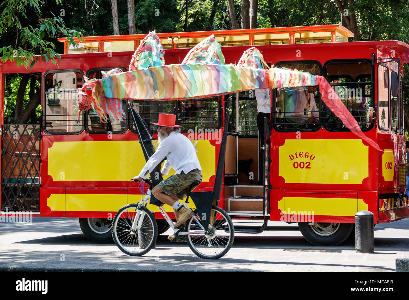 Man on bicycle sculpture hi-res stock photography and images - Alamy