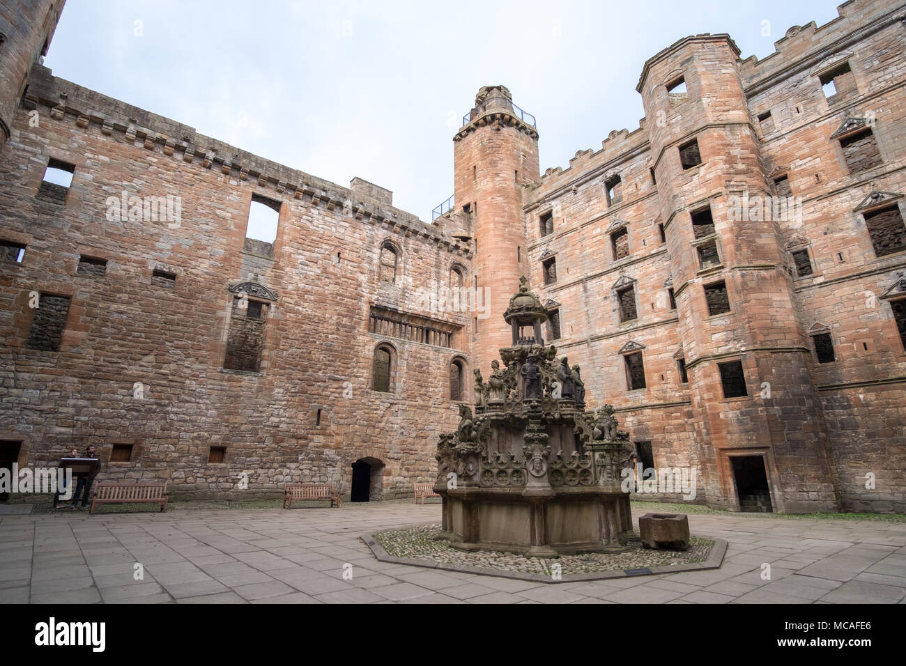 Linlithgow palace hi-res stock photography and images - Alamy