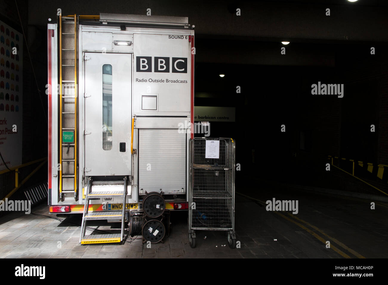 Outside broadcast truck hi-res stock photography and images - Alamy