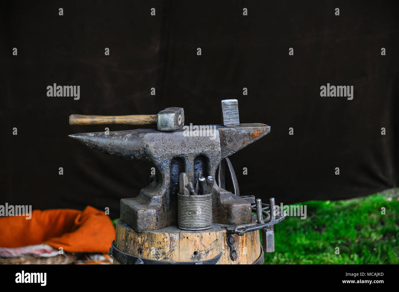 Antique anvil hi-res stock photography and images - Alamy