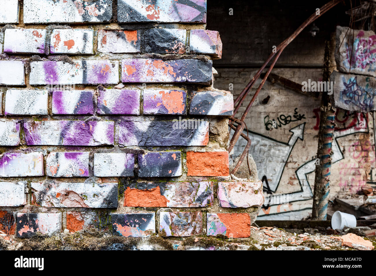 Broken building hi-res stock photography and images - Alamy