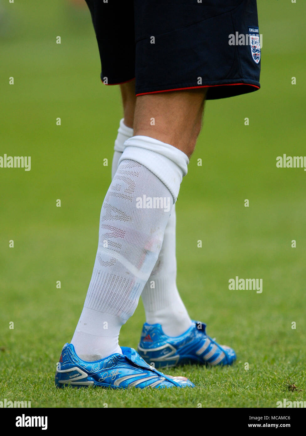 David beckham free kick england hi-res stock photography and images - Alamy