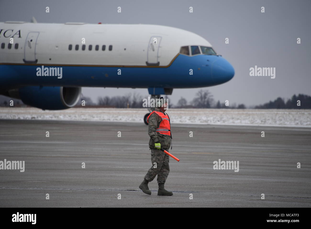 Pennsylvania Air National Guardsmen with the 171st Air Refueling Wing ...
