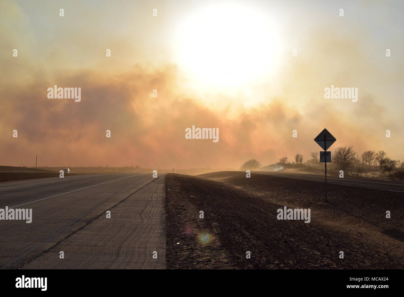 Shamrock, Texas, USA. 14th April, 2018. Wildfire along I-40 highway ...