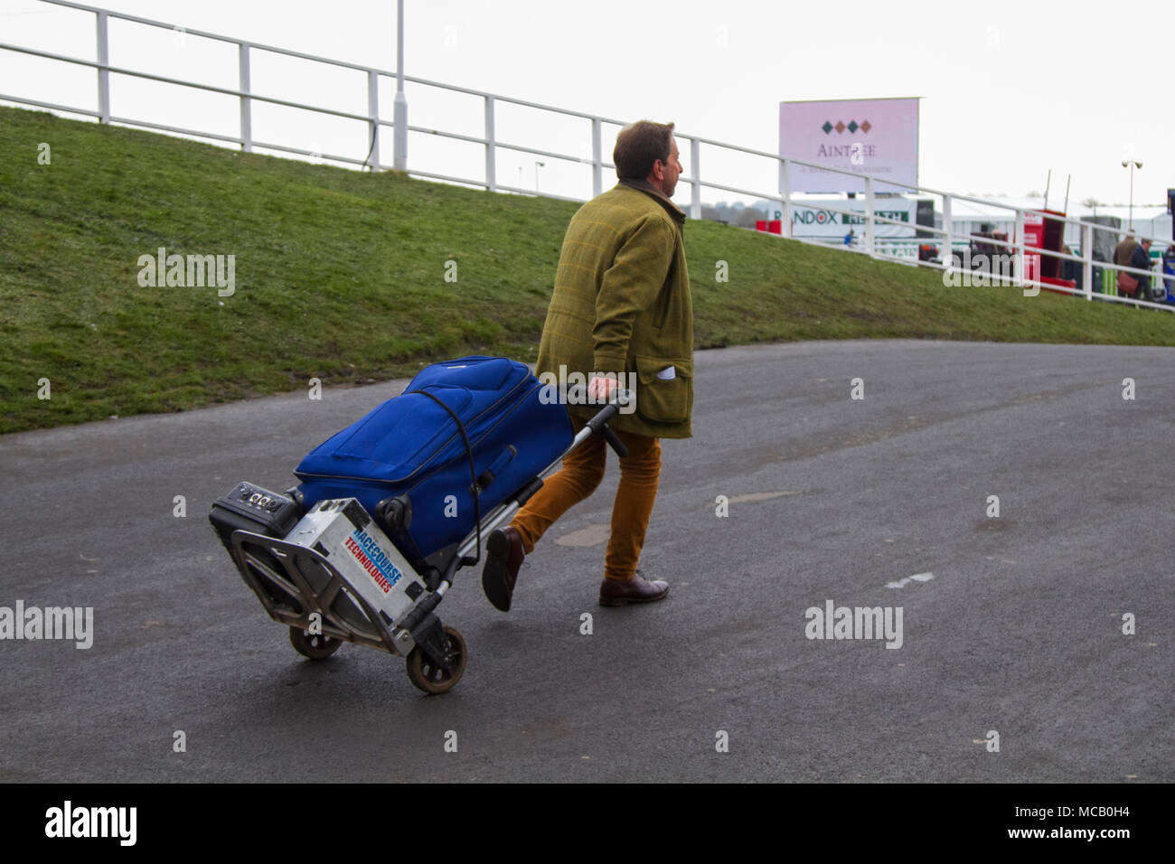 Bookmaker racecourse hi-res stock photography and images - Alamy