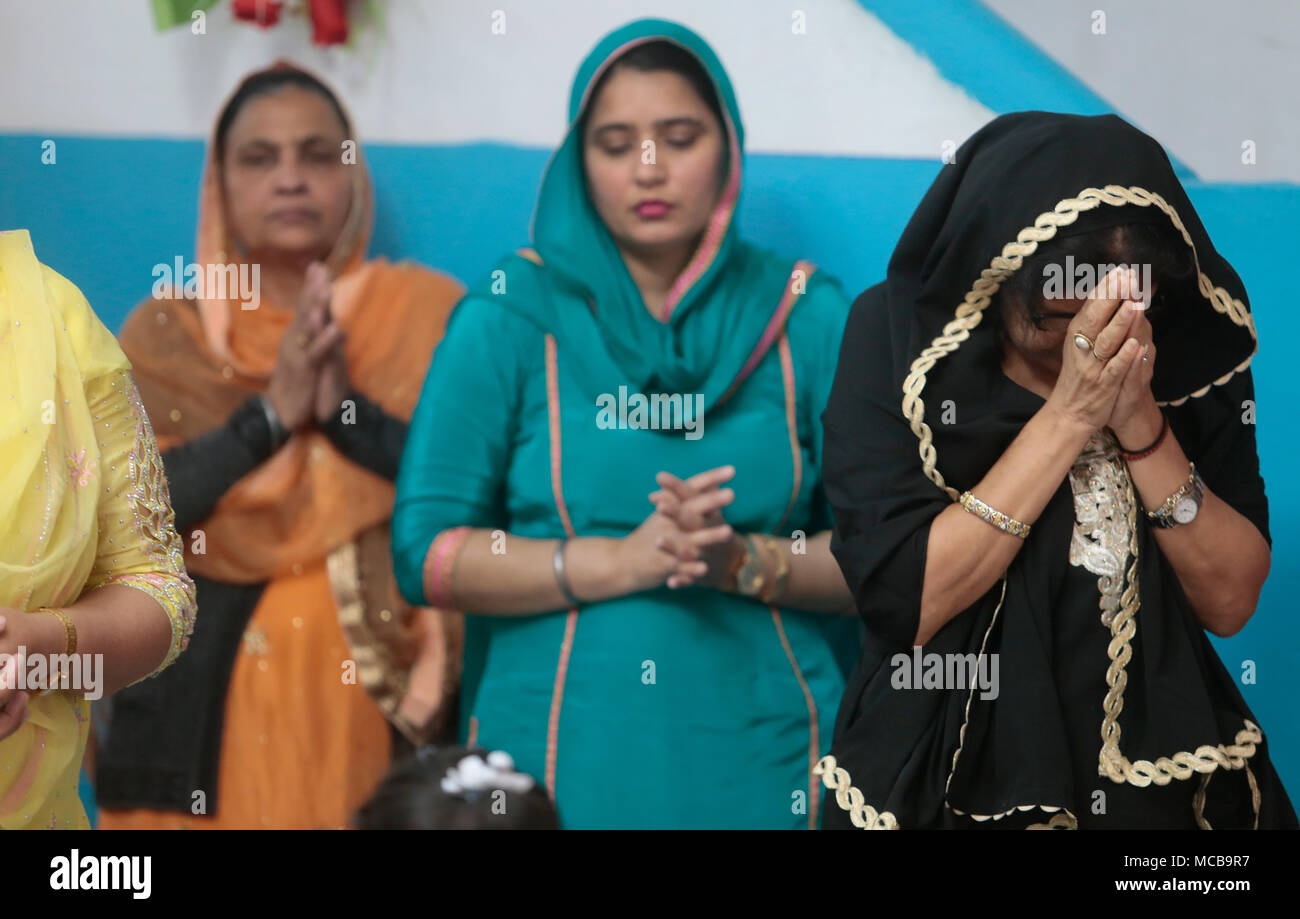 Sikh women pray hi-res stock photography and images - Alamy