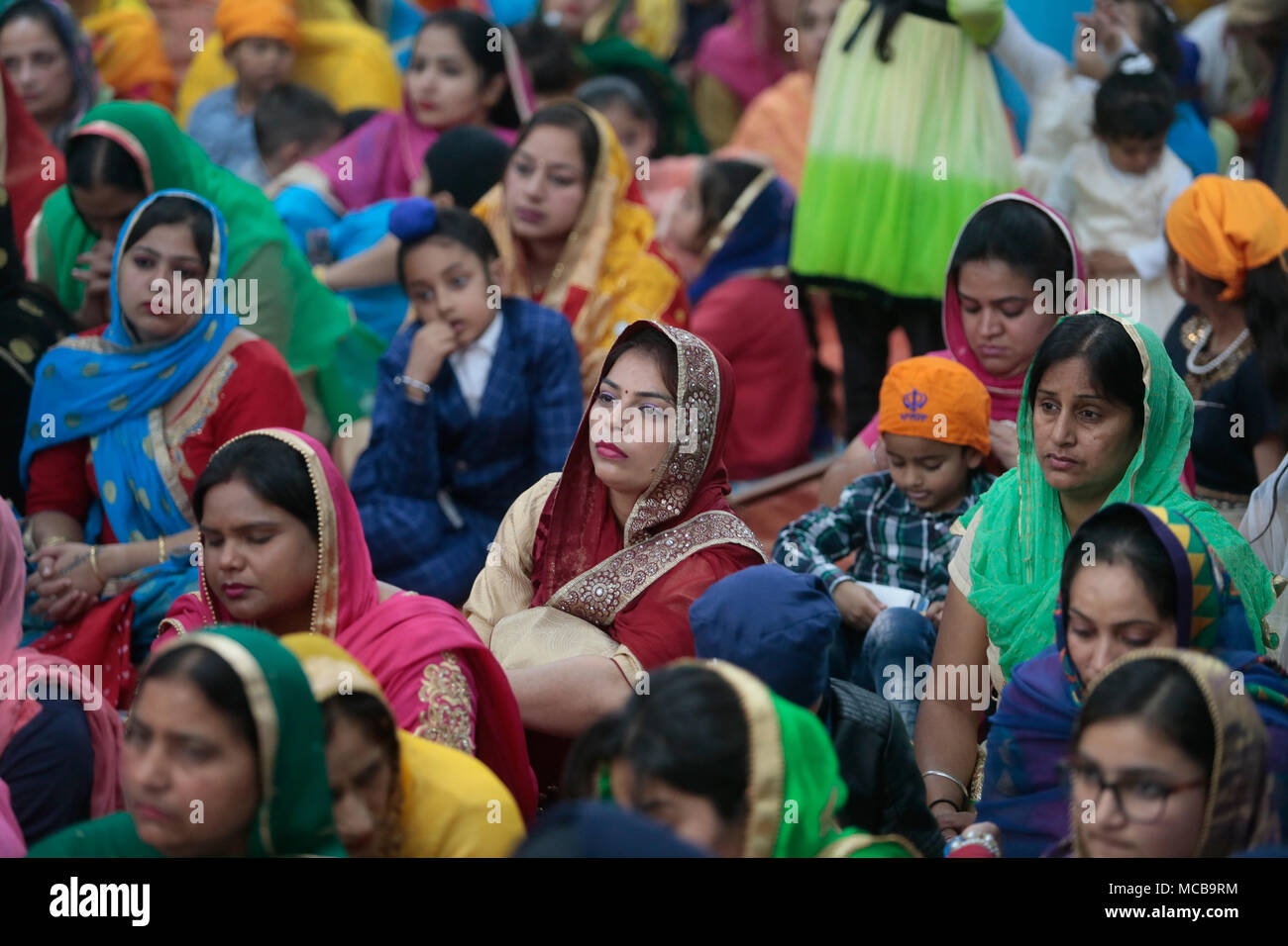 Sikh women pray hi-res stock photography and images - Alamy