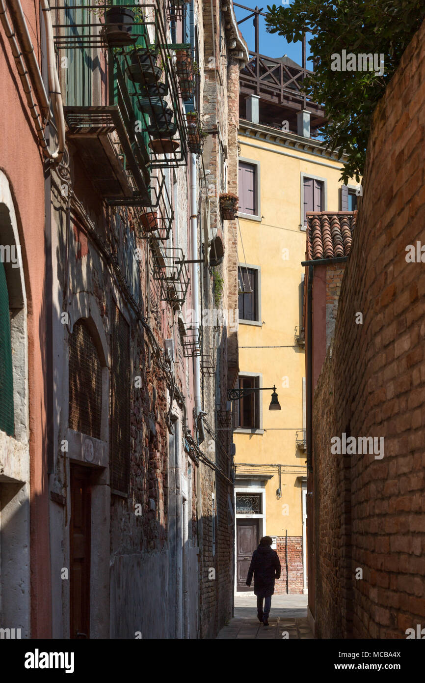 Narrow Alley, Venice, Italy Stock Photo - Alamy