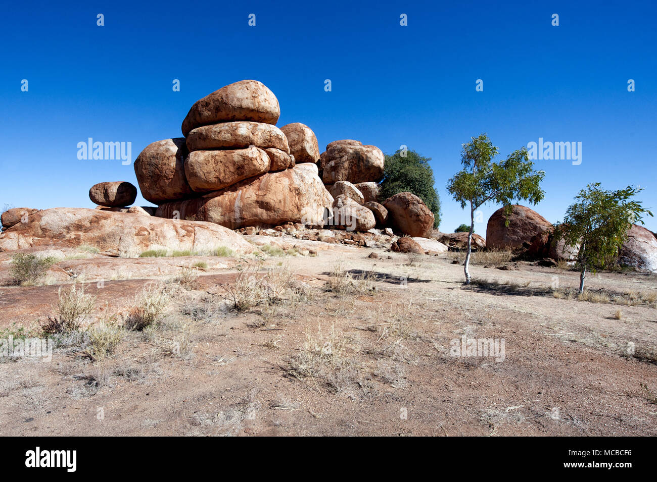 Australia: walking inbetween the rocks called Devil's Marbles Photo ...