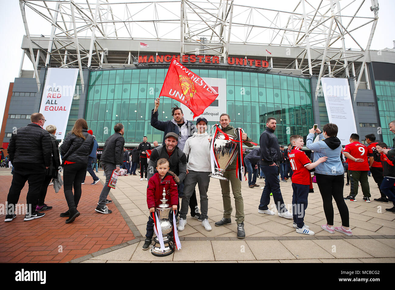Old trafford fans champions league hi-res stock photography and images ...
