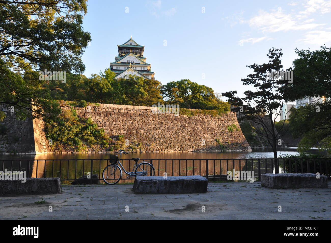 Osaka castle with moat to the cherry blossom hi-res stock photography ...