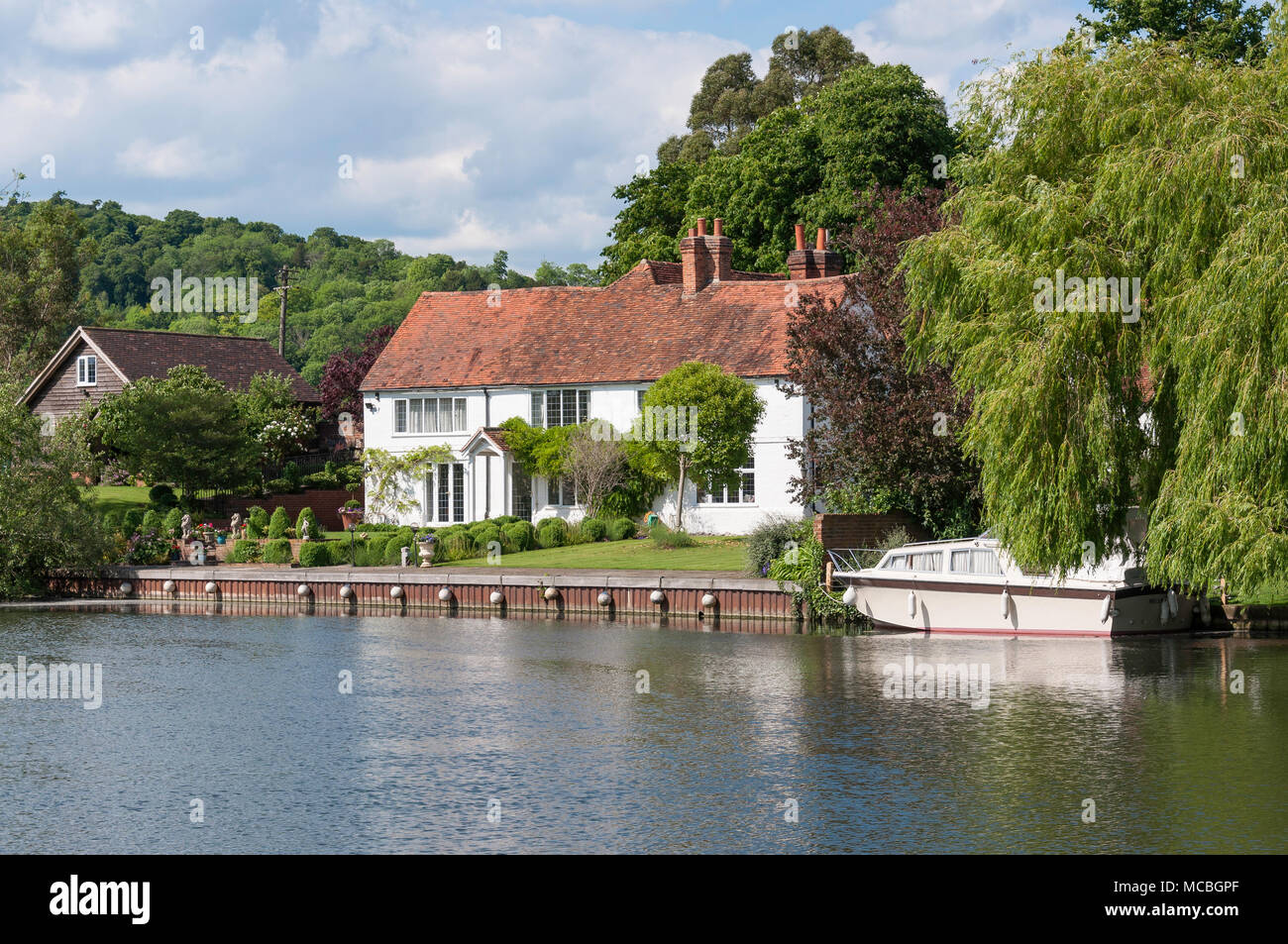 River house boat house hi-res stock photography and images - Alamy