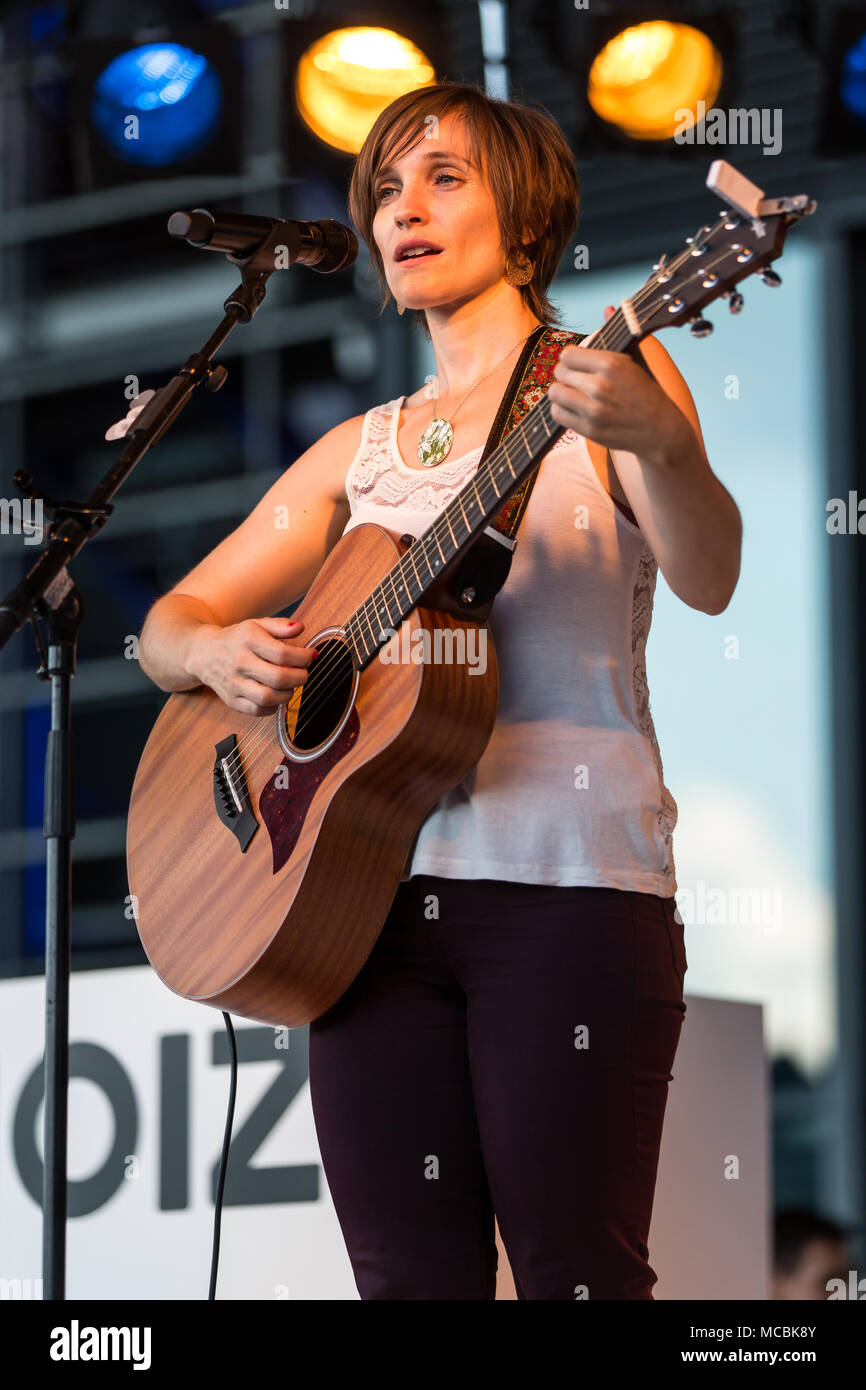 Australian singer songwriter hi-res stock photography and images - Alamy