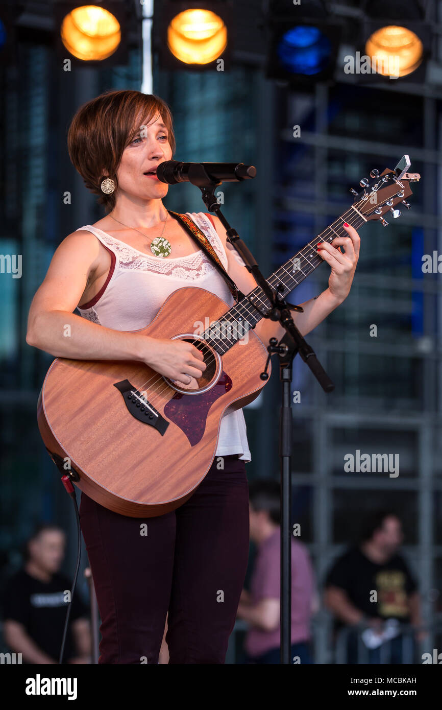 Australian singer songwriter hi-res stock photography and images - Alamy