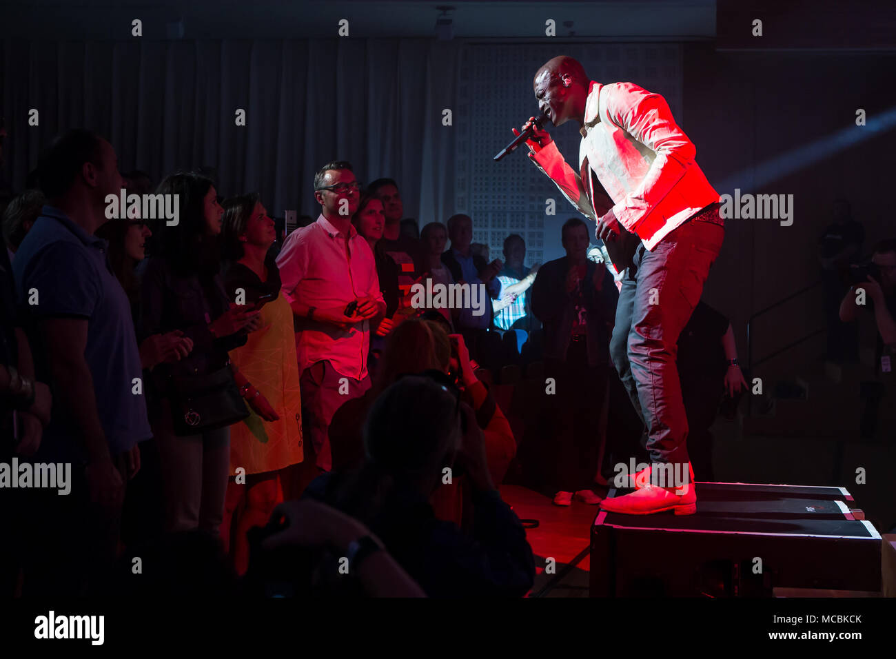 Seal singer hi-res stock photography and images - Alamy