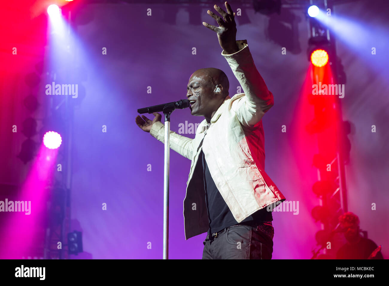 Seal singer hi-res stock photography and images - Alamy