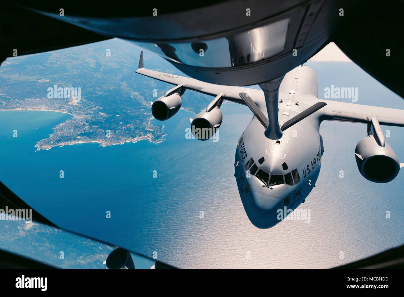 A C-17 Globemaster III approaches to receives fuel from a 336th Aerial ...