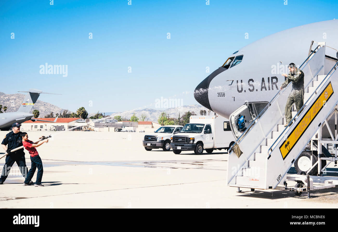 Senior Master Sgt. Oz Castro, 336th Aerial Refueling Squadron boom ...
