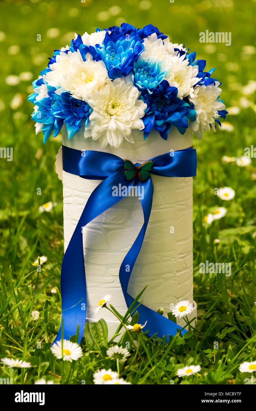 Flowers in a romantic gift box. Symbol of love Stock Photo - Alamy