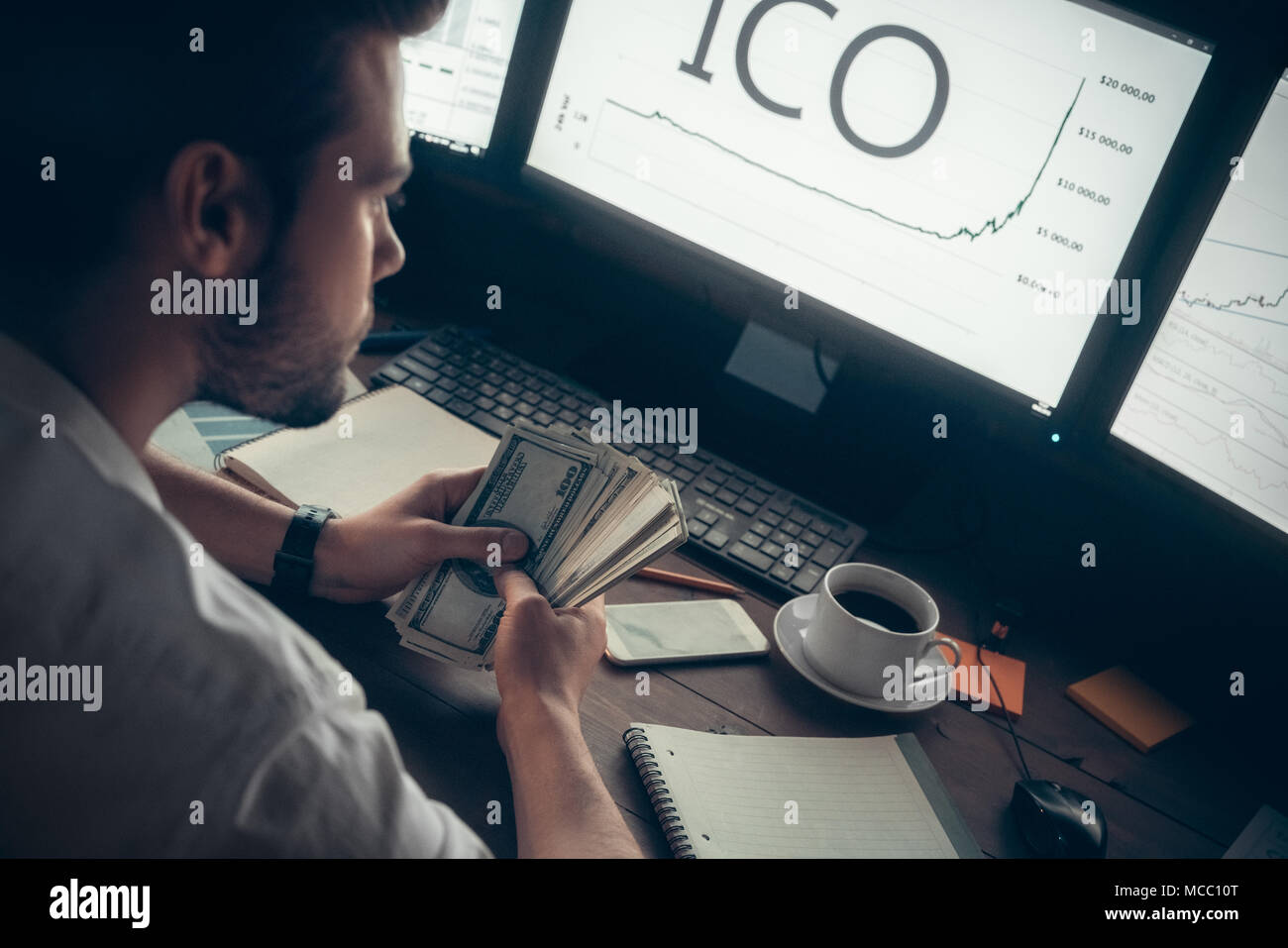 Stock market expert hi-res stock photography and images - Alamy