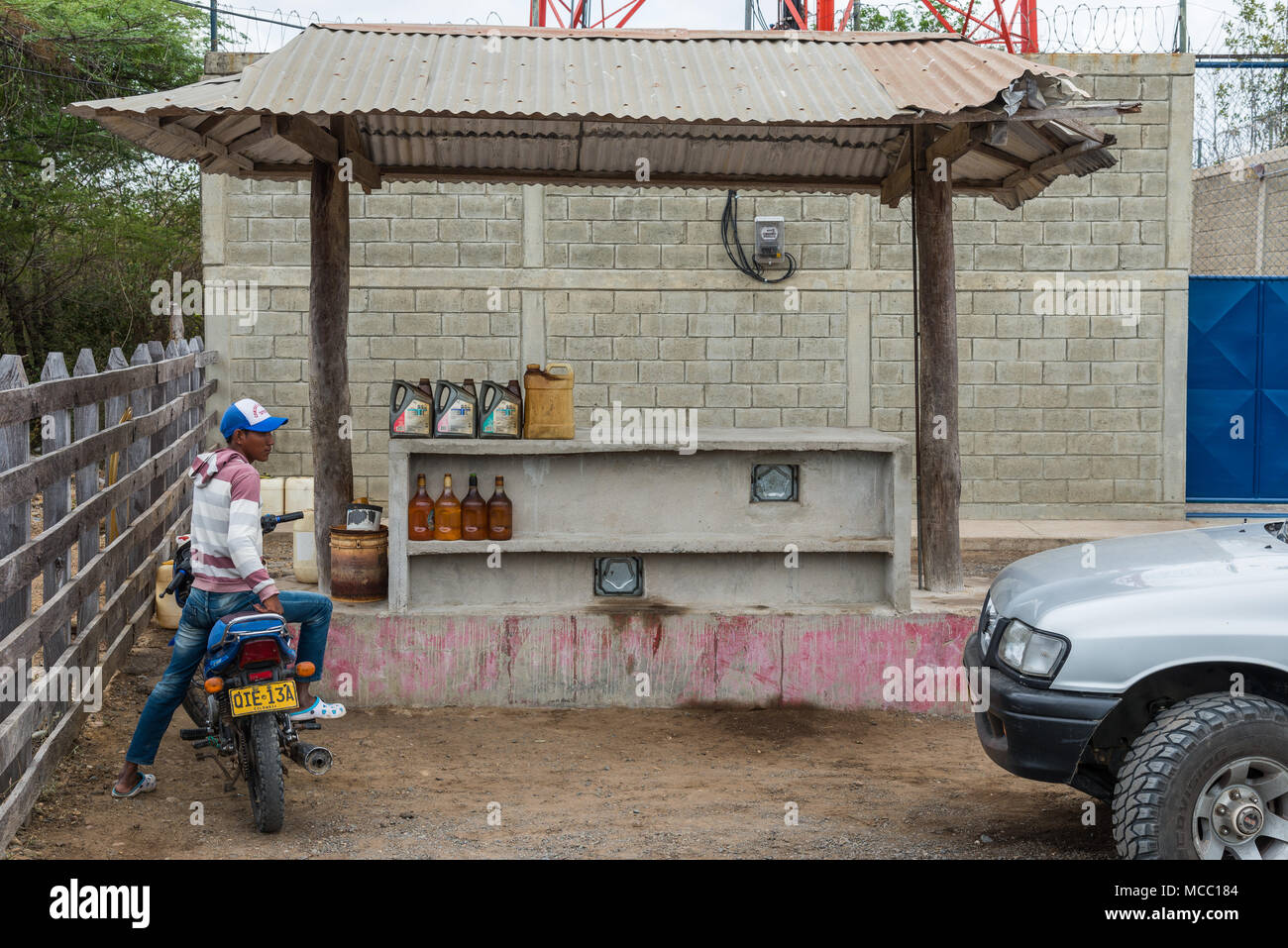 Roadside gas station hi-res stock photography and images - Alamy