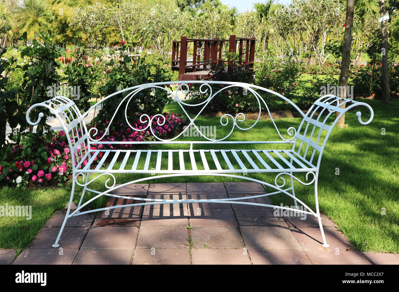 White iron decorative bench hi-res stock photography and images - Alamy