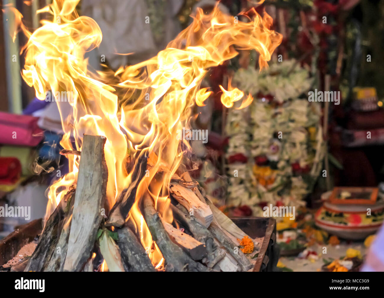 Yajna hi-res stock photography and images - Alamy