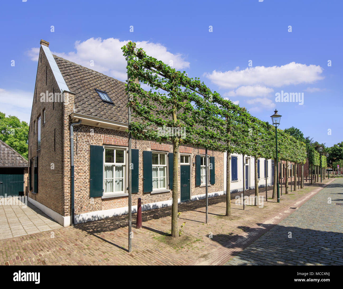 Cottage brickwork hi-res stock photography and images - Alamy