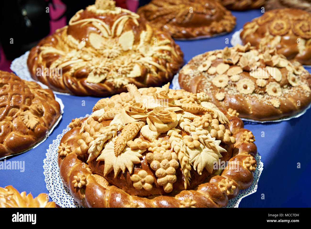 Beautiful russian loaf of bread in the bakery store Stock Photo - Alamy
