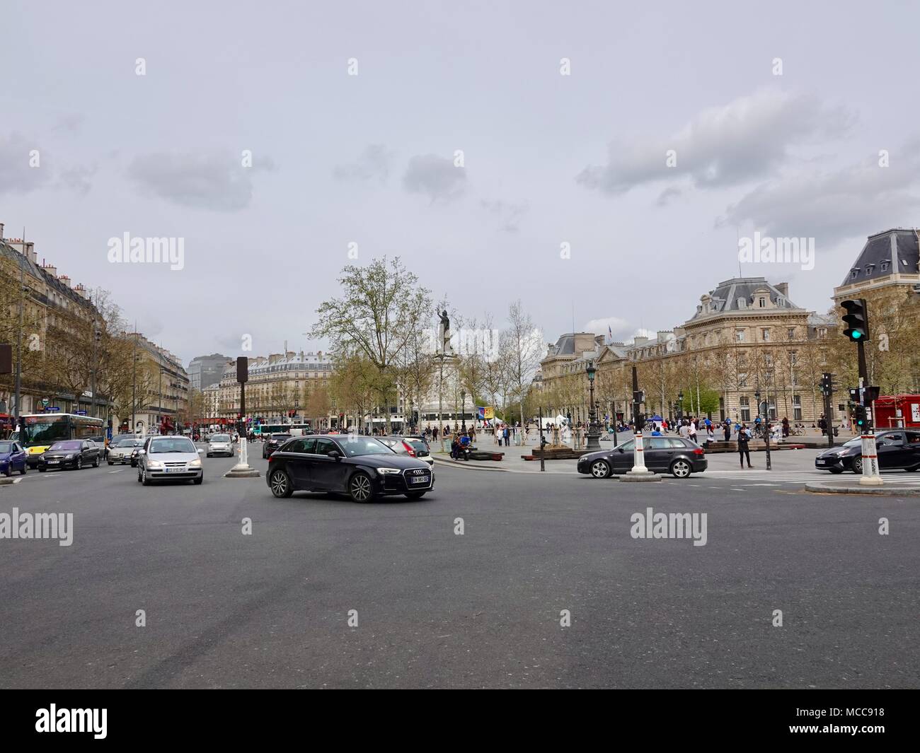 Traffic circulation around Place de la République on a Sunday afternoon ...