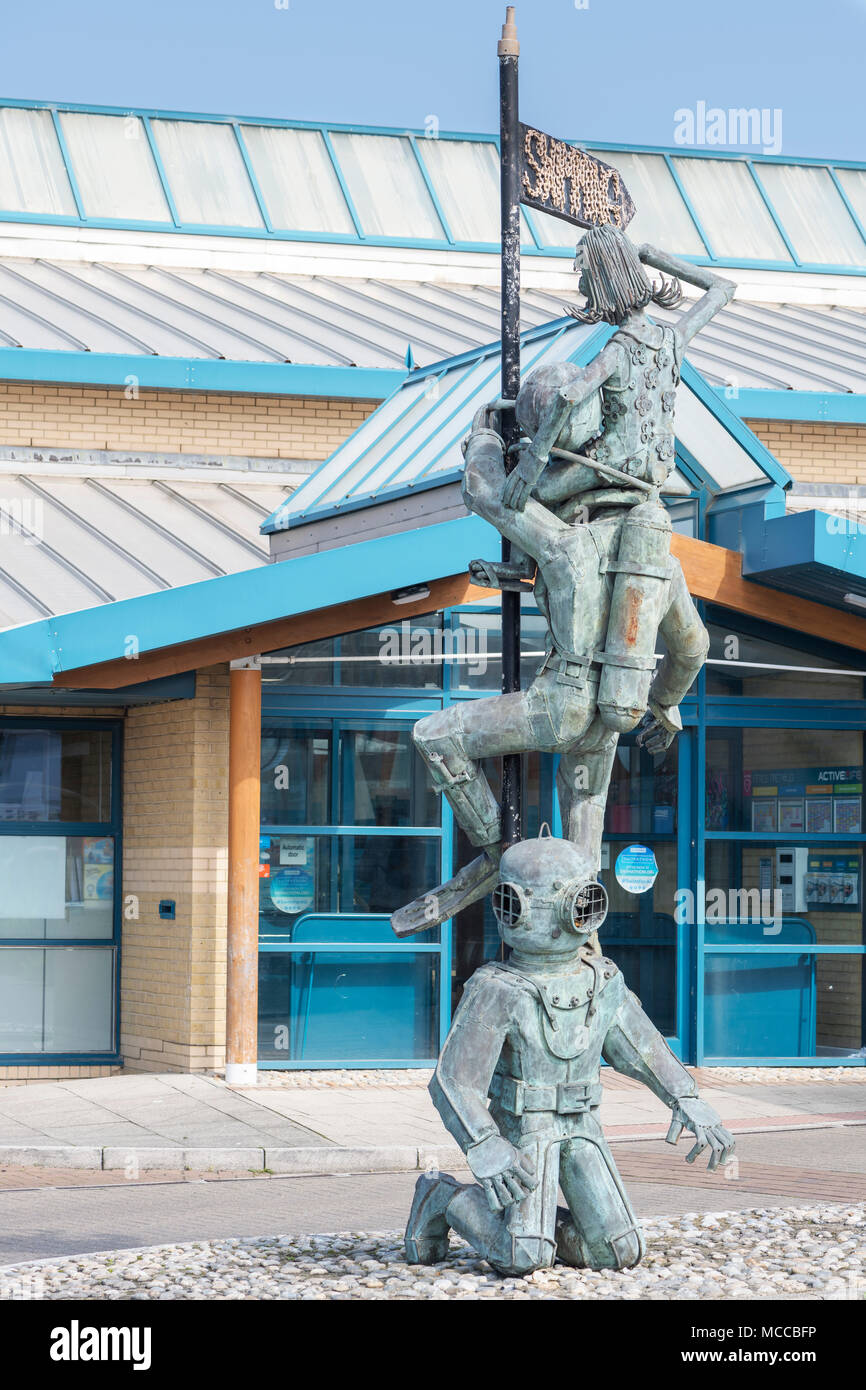 Metal statue of deep sea divers, Whitstable Kent Stock Photo - Alamy
