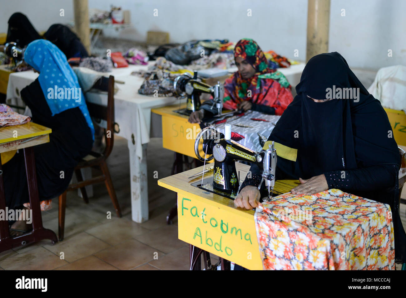 Muslim women wearing niqab chador hi-res stock photography and images ...