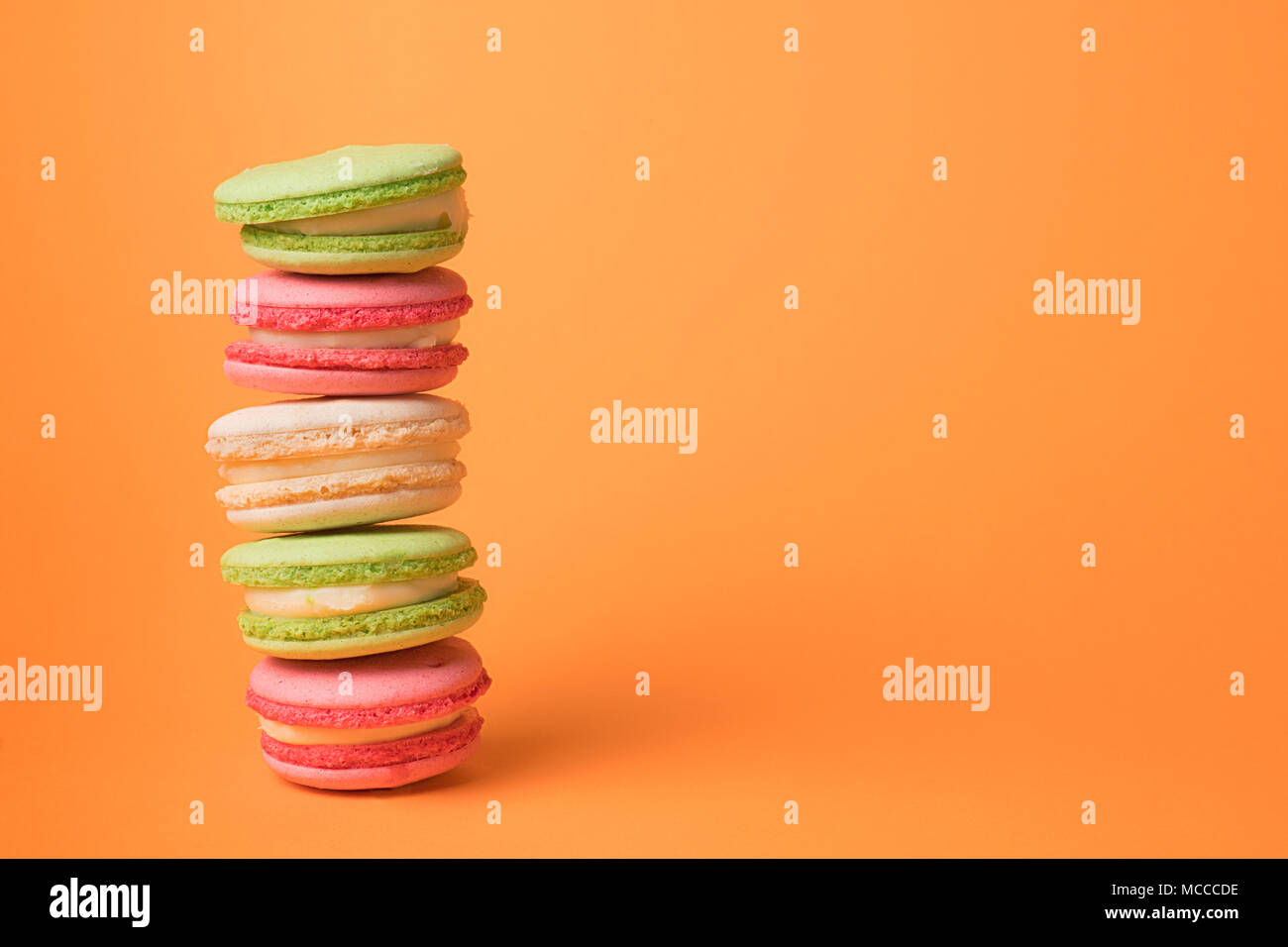 Macaroons yellow hi-res stock photography and images - Alamy
