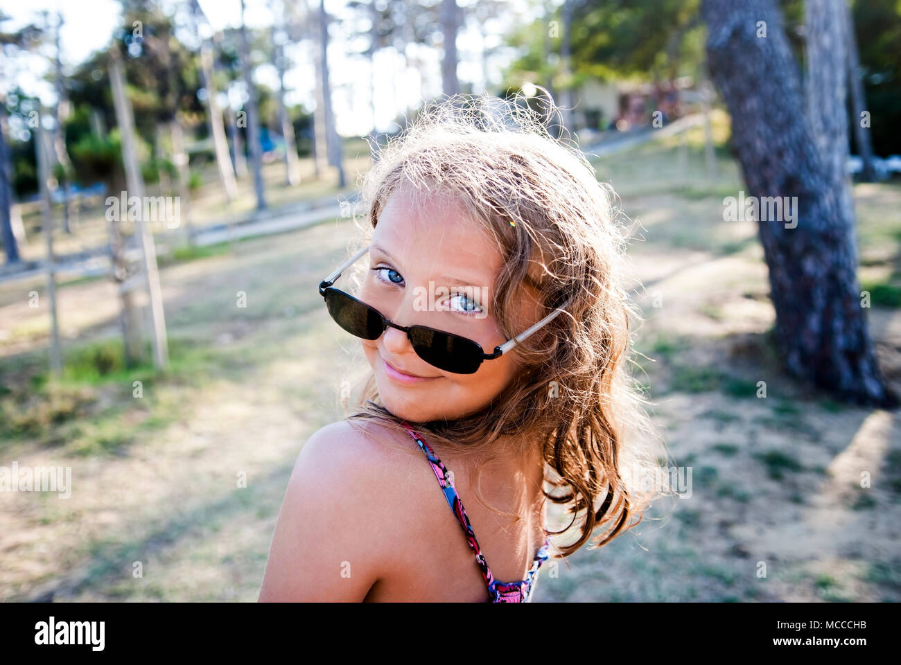 Summer portrait of young girl wearing sunglasses Stock Photo - Alamy