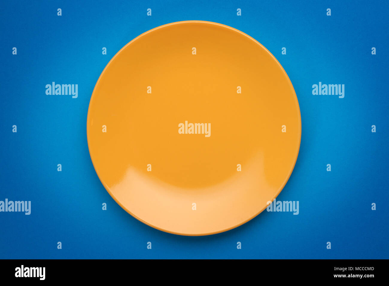 Empty restaurant plate hi-res stock photography and images - Alamy