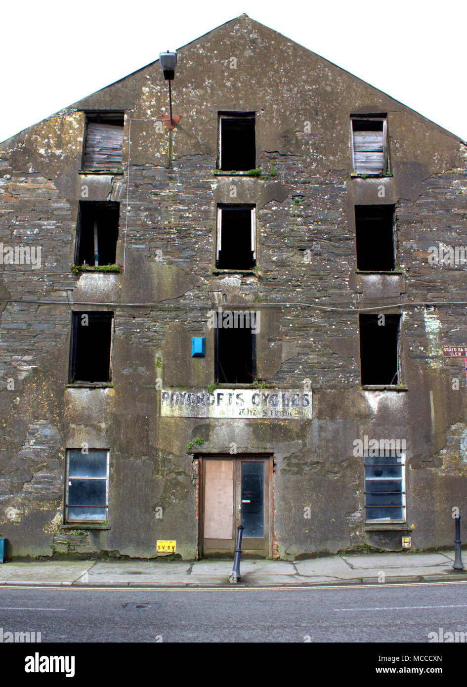 Abandoned empty derelict warehouse hi-res stock photography and images ...