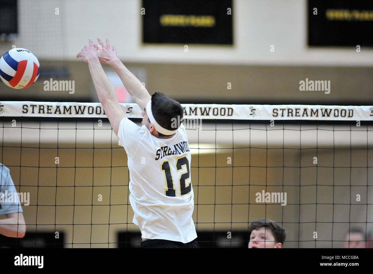 Boys playing volleyball hi-res stock photography and images - Alamy