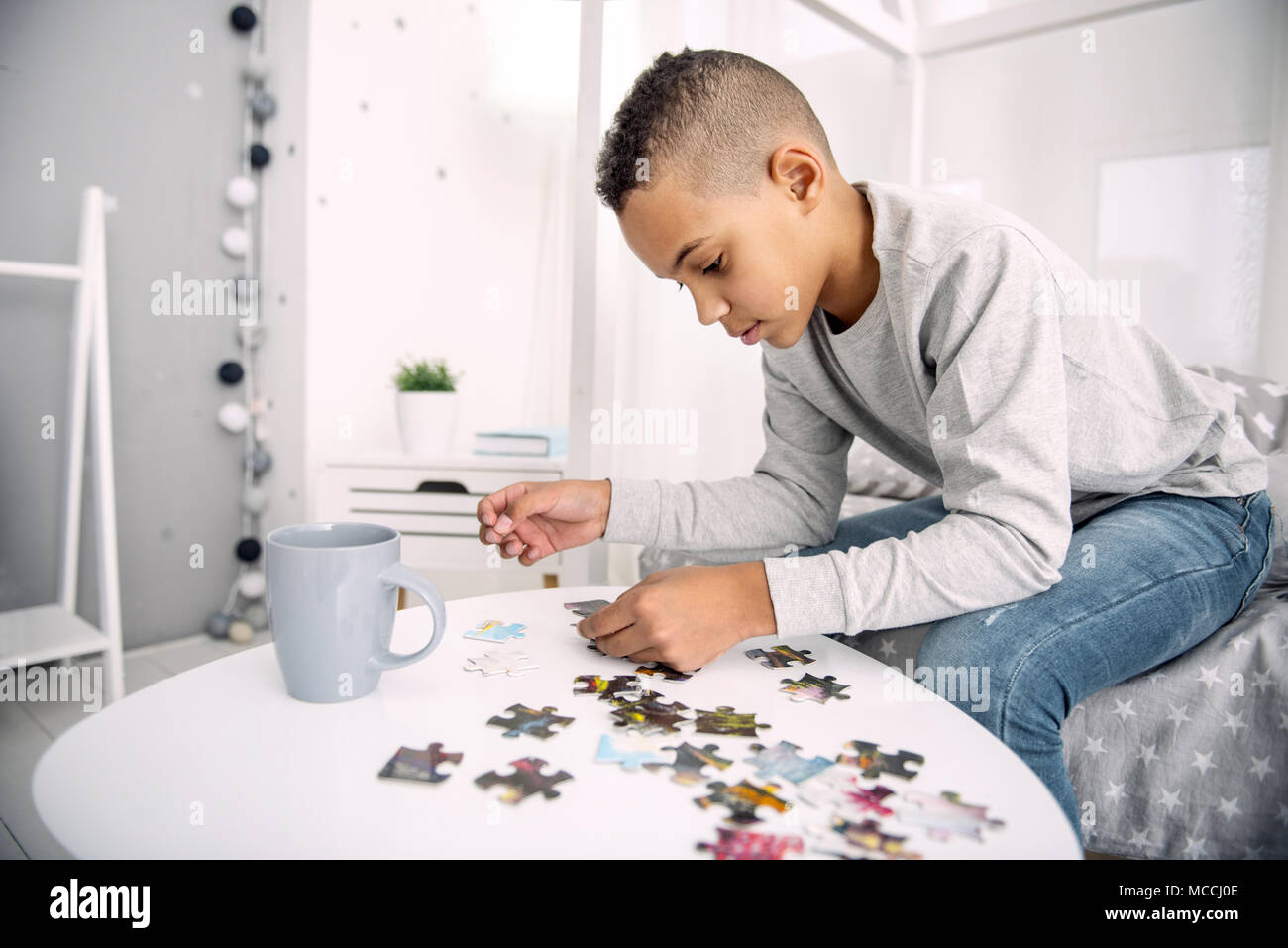 Child puzzle alone hi-res stock photography and images - Alamy