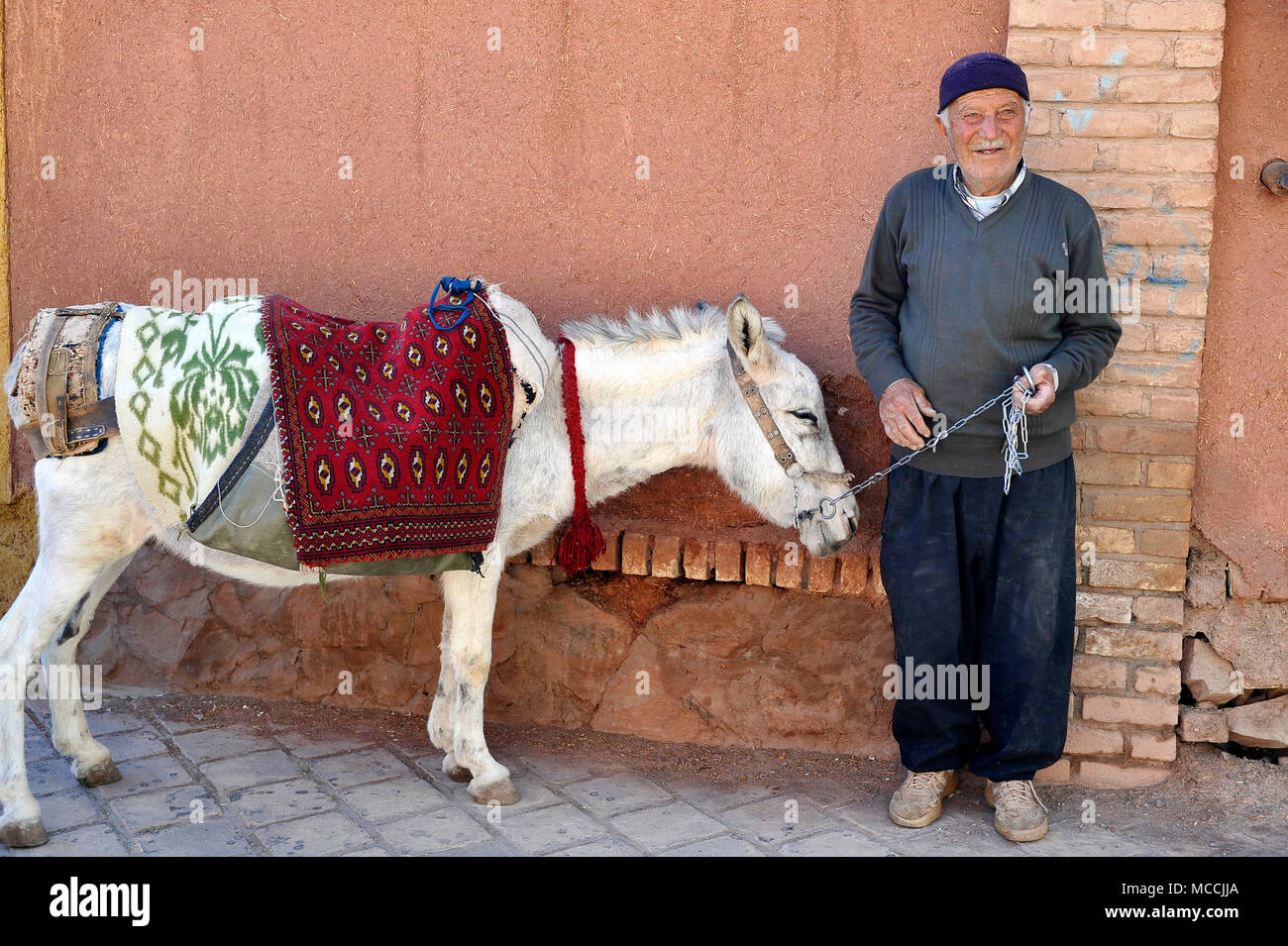 Iranian old man portrait hi-res stock photography and images - Alamy